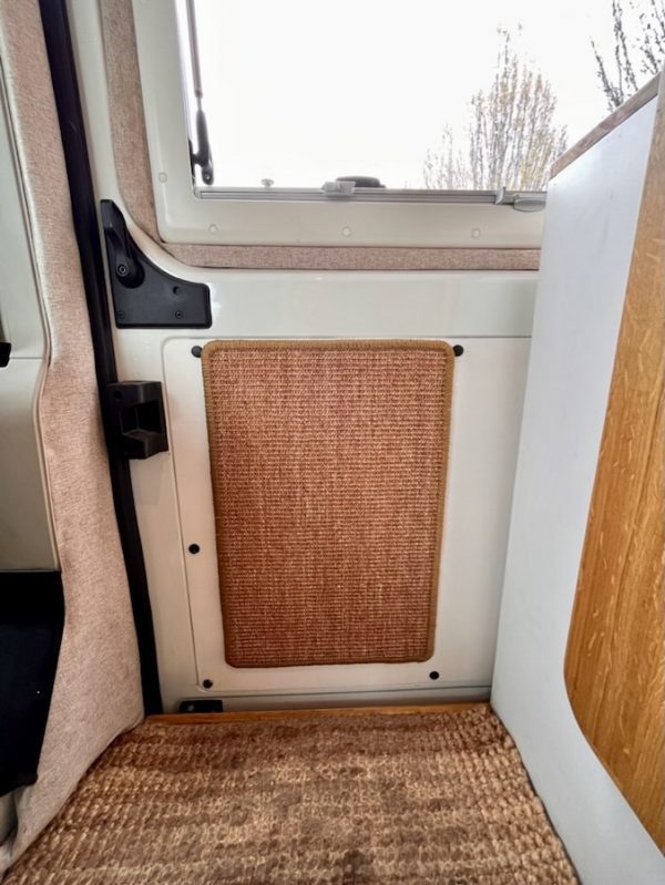 10 Essential Tips for Enjoying Van Life with Your Cat 🚌 🐈